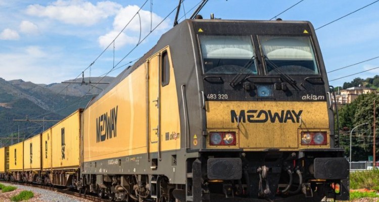 We are moving... It's Sunday but the railway doesn't stop.